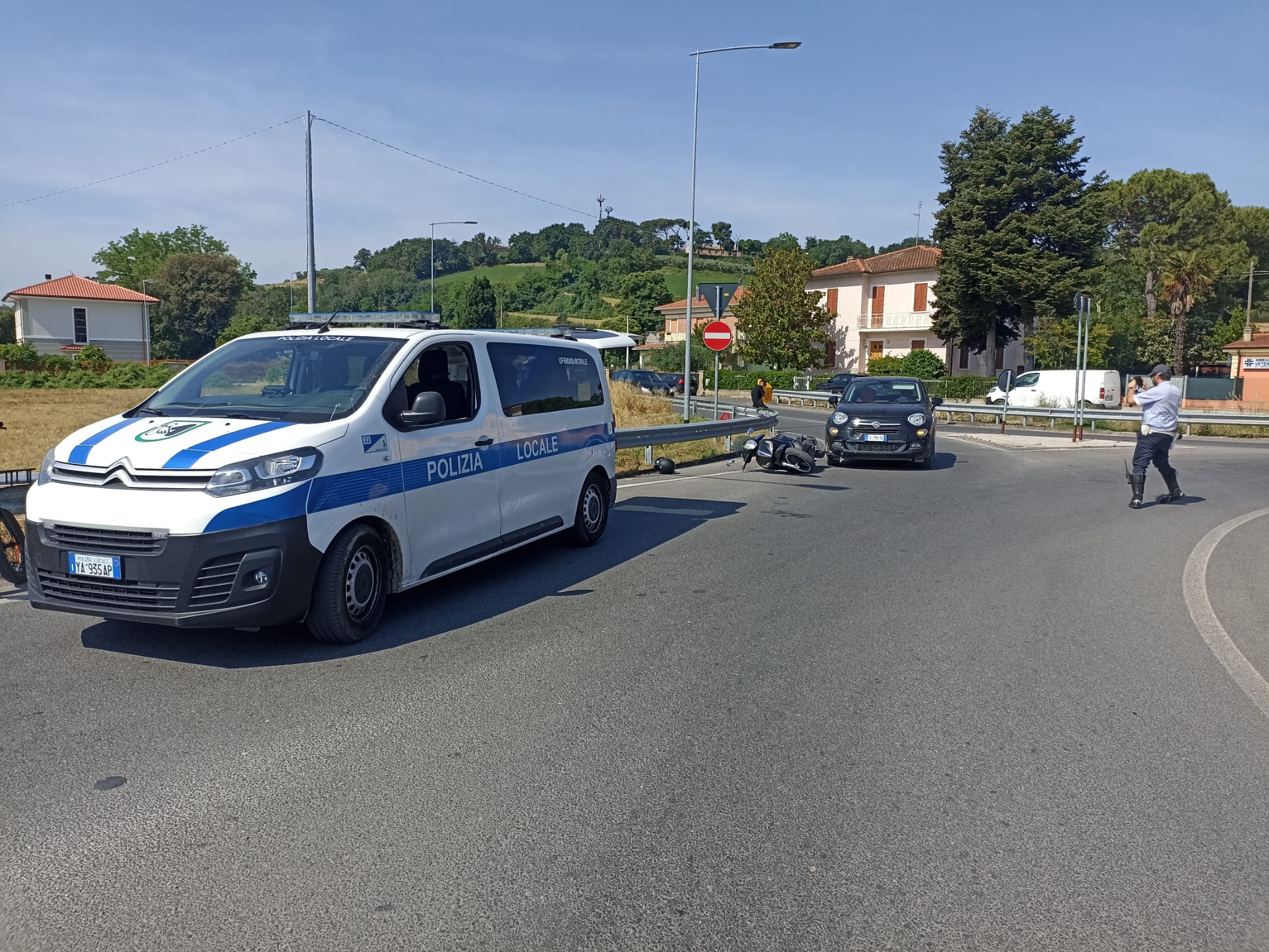 Fano, auto tampona moto. Marito e moglie all’ospedale | Non solo Flaminia Fano, auto tampona moto. Marito e moglie all’ospedale | Non solo Flaminia