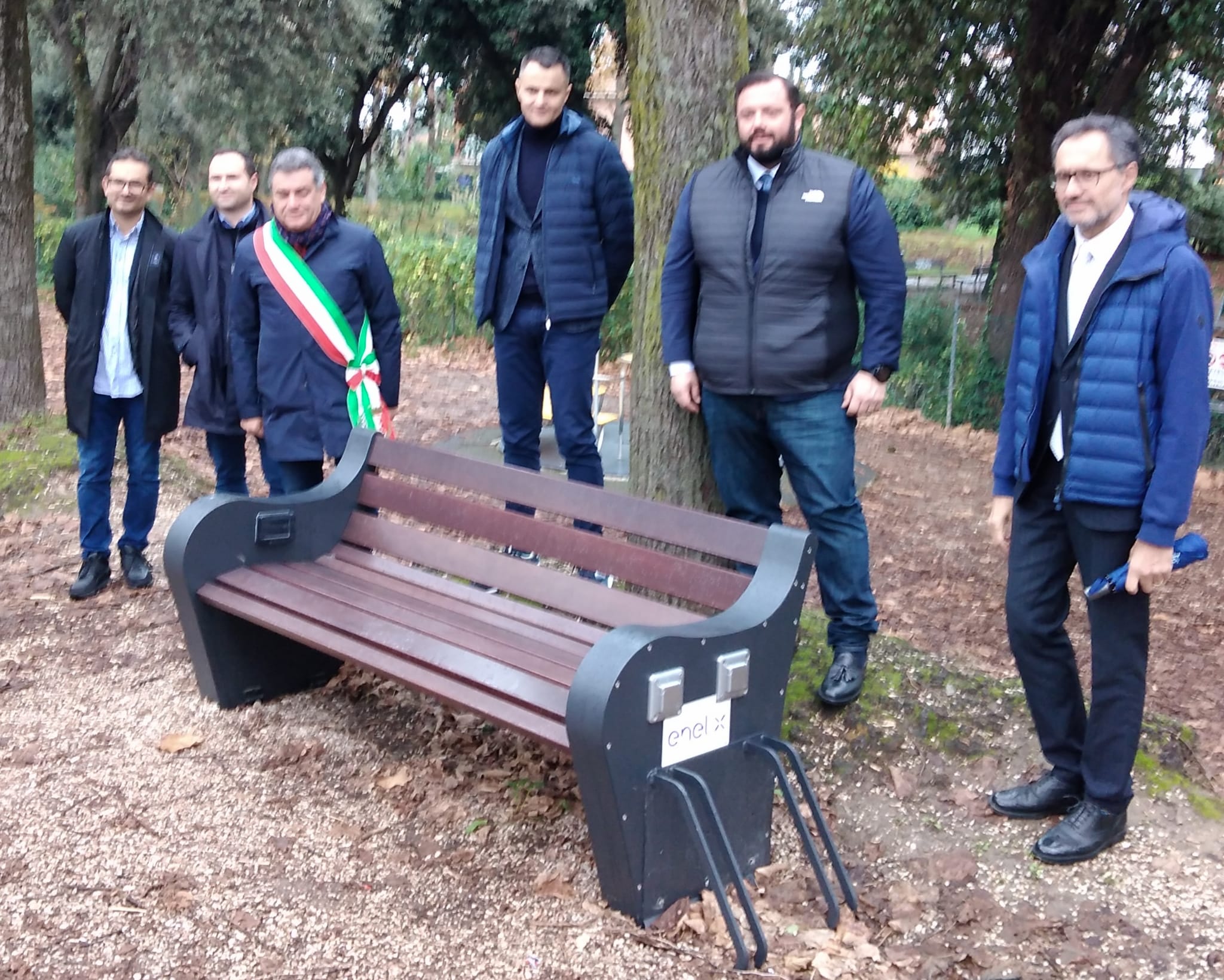 Fano: panchine intelligenti di Enel ai Passeggi: Wi-Fi e punto ricarica ...