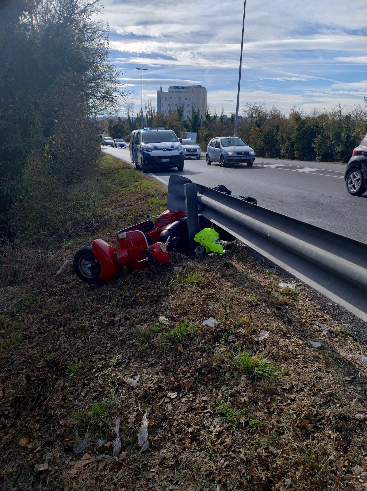 Fano, auto aggancia la borsa laterale di una moto: ferito centauro ... Fano, auto aggancia la borsa laterale di una moto: ferito centauro ...